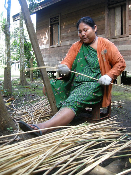 A Traditional Rattan Basket Carries a Load - ClothRoads